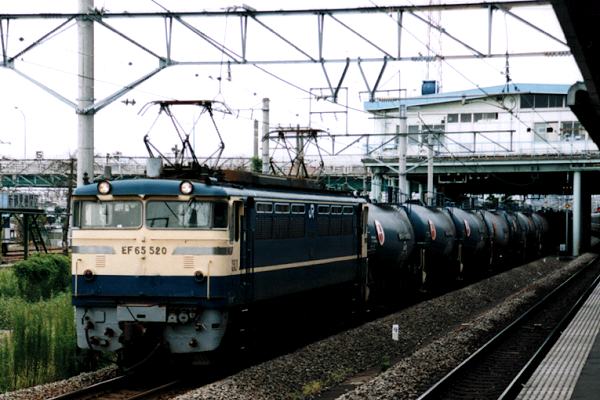 新鶴見付近を行くEF65－520